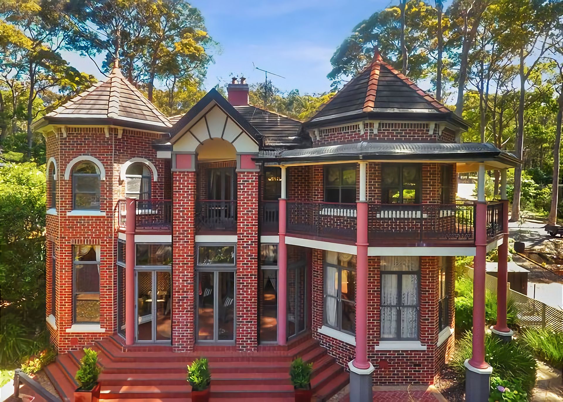 The Castle Lilli Pilli Beach - Batemans Bay Accommodation